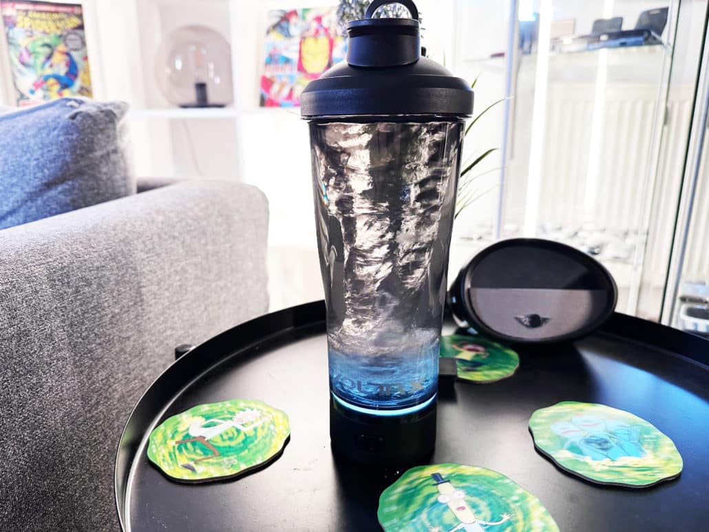 Elektrischer Shaker von VOLTRX - den Eiweißshake direkt im Studio mixen ...