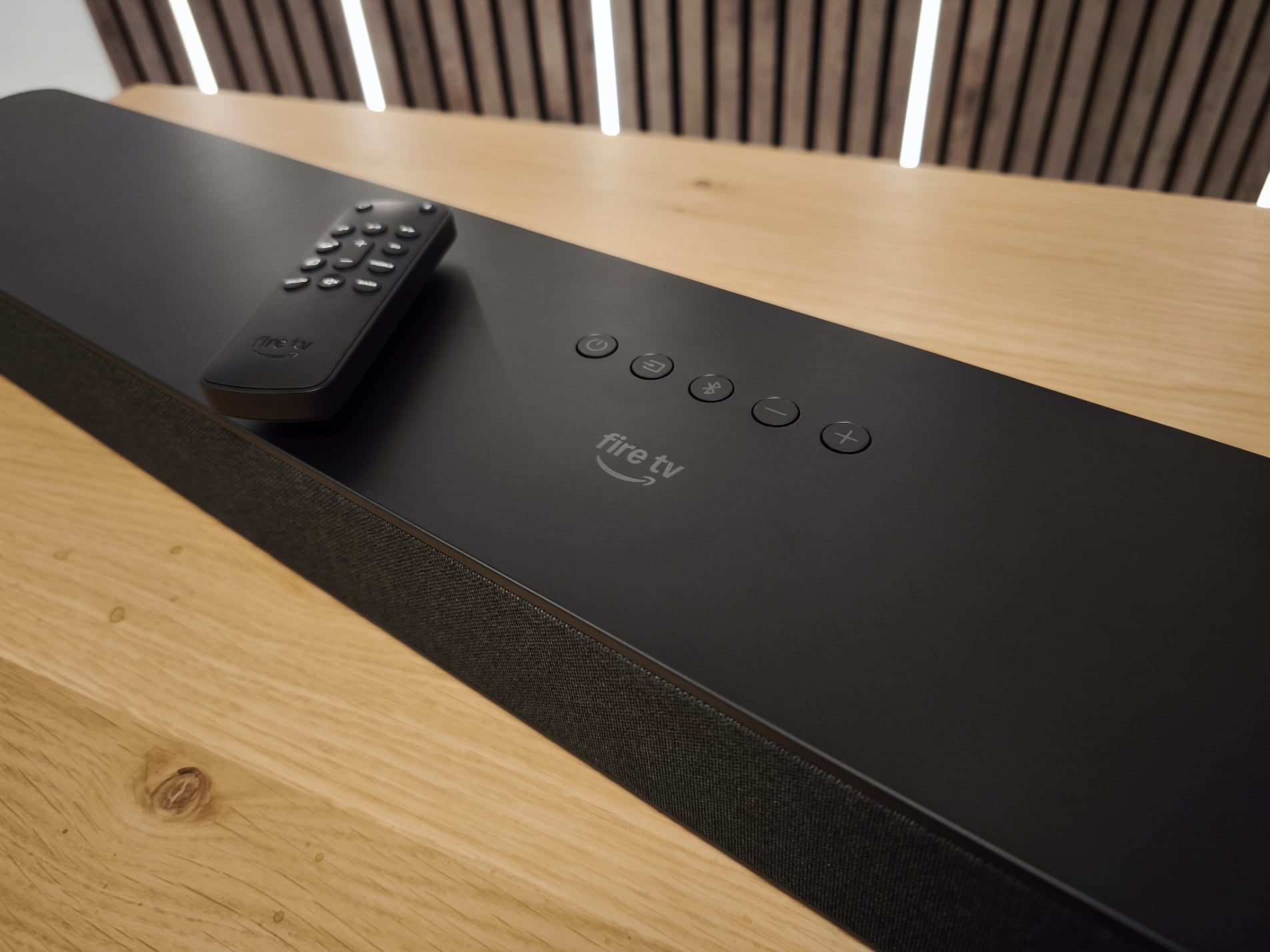 Fire TV Soundbar Plus - smarter, druckvoller Klang für das Wohnzimmer